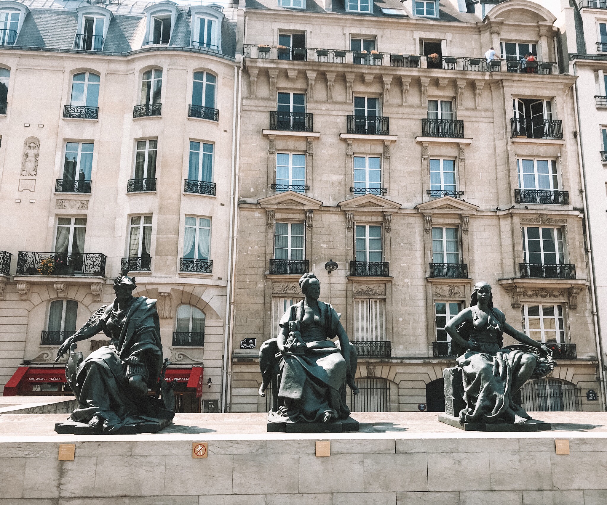 7th Arrondissement of Paris Travel Guide - elizabeth everywhere